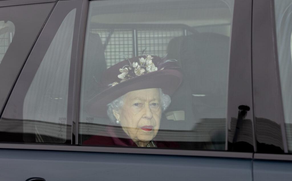 Queen Elizabeth Seen Using A Cane, But She's Doing Just Fine