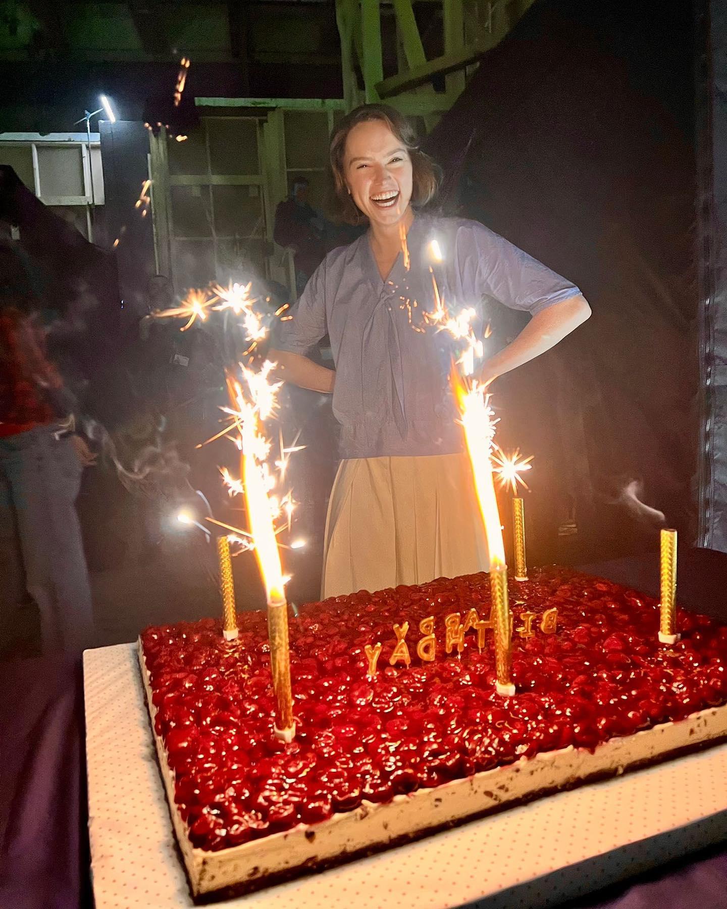 Daisy Ridley Unveils A MASSIVE Cake For Her 30th Birthday!