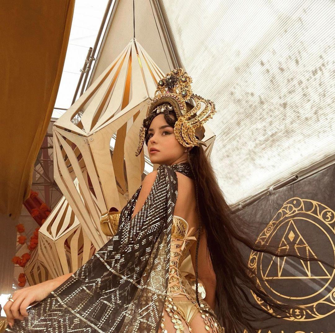 Demi Rose In Gold Bottoms Flashes Cheeky Display In The Desert