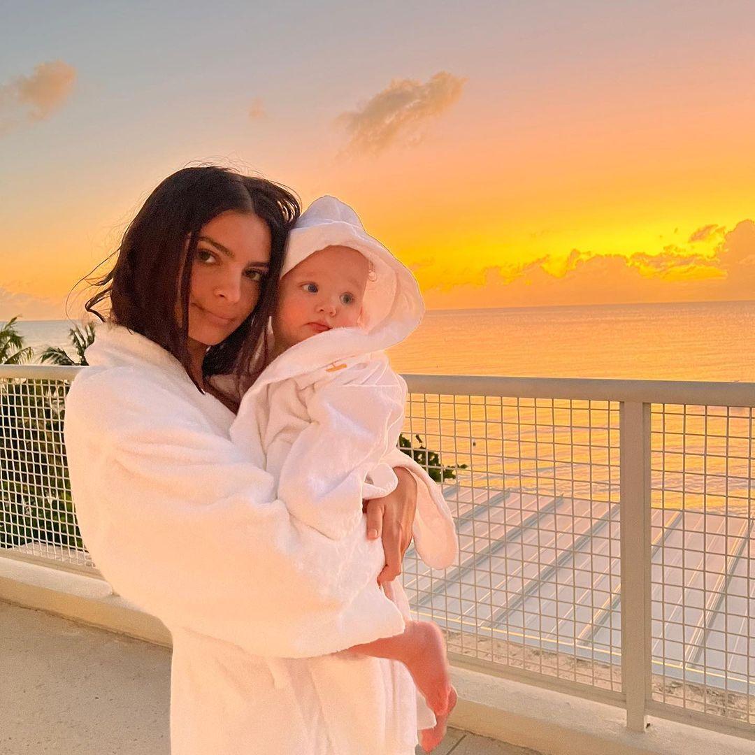 Emily Ratajkowski Dances With Son Strapped To Her Chest Emily Ratajkowski Dances With Son Strapped To Her Chest