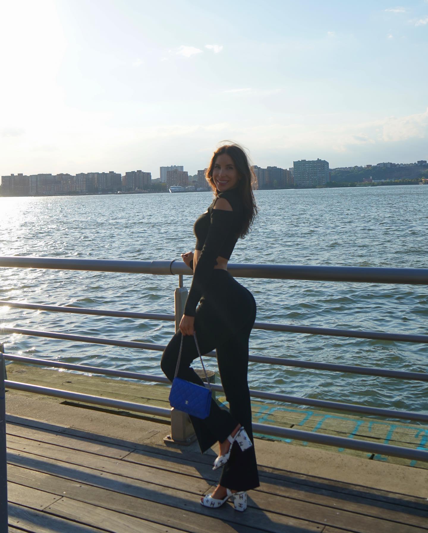 Jen Selter Flaunts Toned Abs During NYC Stroll