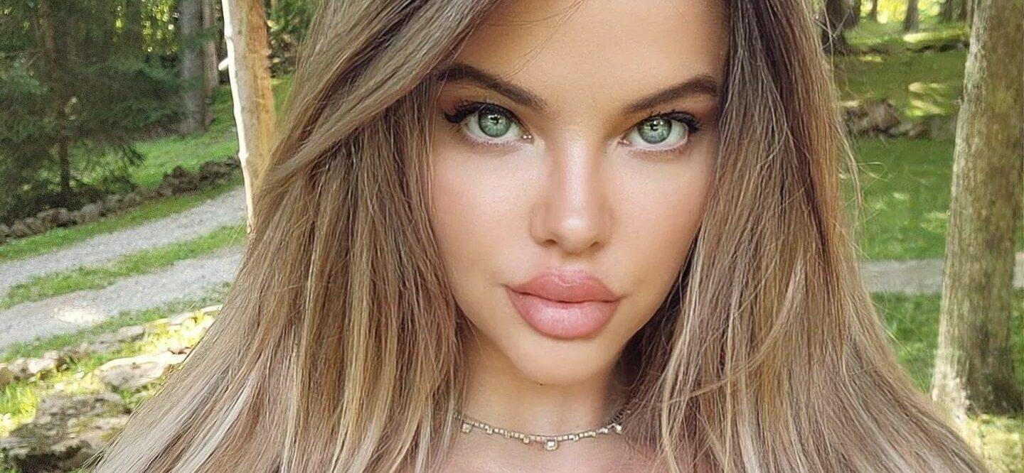 Dana Hamm Shows How Pretty Girls Walk In A Lacy Bodysuit