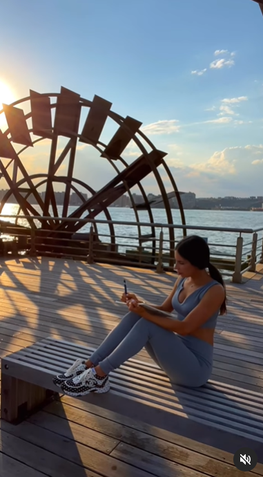 Jen Selter Shows Off Her Incredible Flexibility During 'Golden Hour'