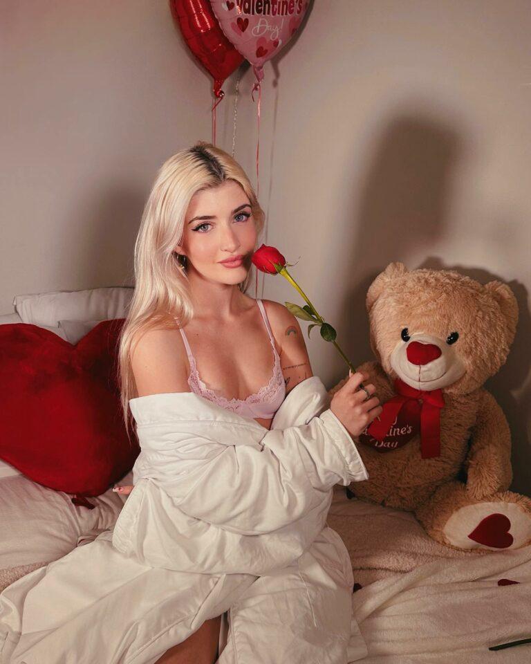 Sami Sheen Celebrates Valentine’s Day In Pink Lingerie Sami Sheen Celebrates Valentine’s Day In Pink Lingerie
