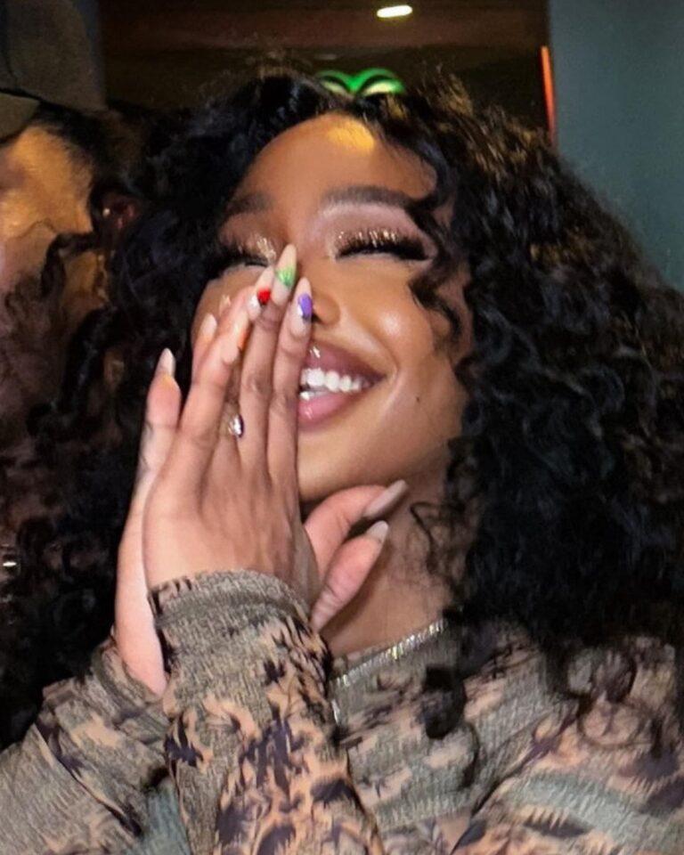 SZA Brings Out The Inner DOG In Fans As She Frees The Nipple - The Blast