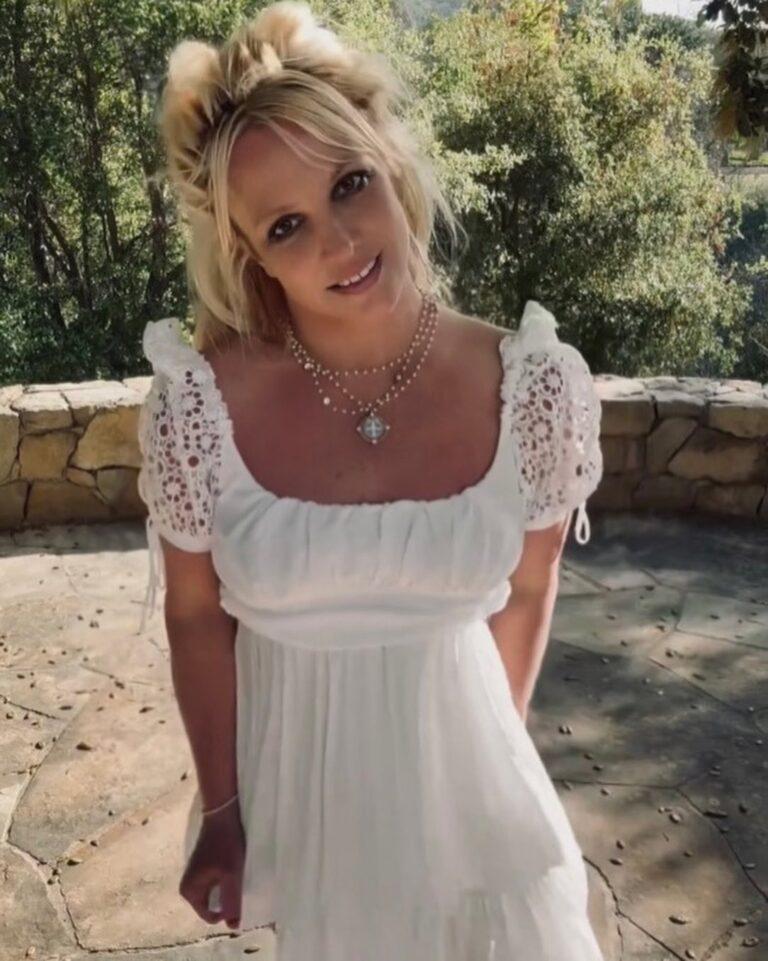 Britney Spears Fans Think Her TEETH May Be PROOF Of AI Britney Spears Fans Think Her TEETH May Be PROOF Of AI