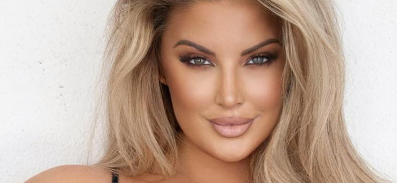 Ashley Alexiss Shows Immaculate Bikini Curves From A Hot Tub