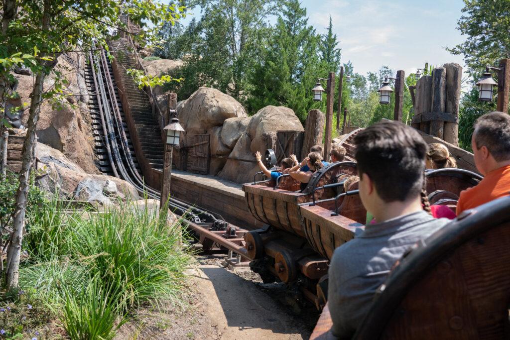 Fans Say Dopey Ripping Off Snow White's Arm Is A 'Ghetto Disney' Moment