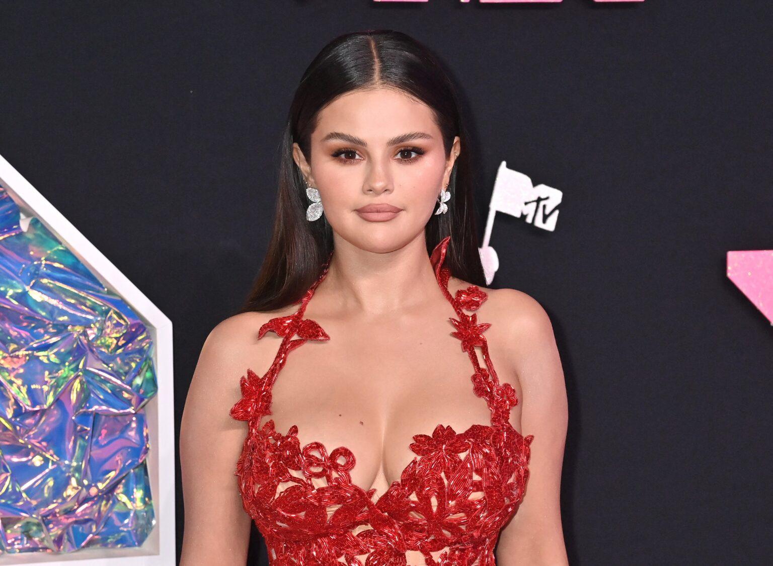 Selena Gomez Finally Reveals The Tea She Spilled At The Golden Globes Selena Gomez Finally Reveals The Tea She Spilled At The Golden Globes