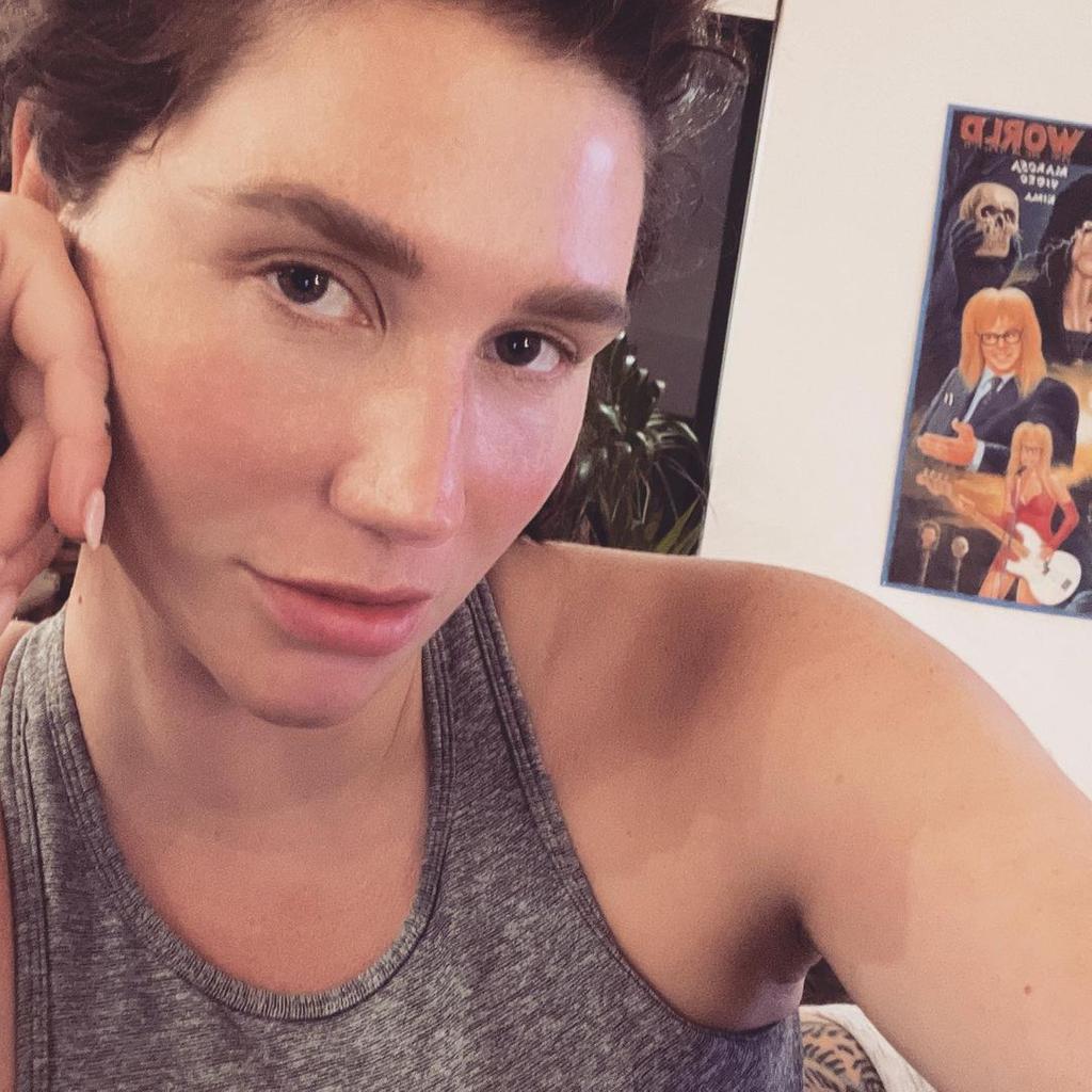 Kesha Changes Blonde For Brunette, Needs 'More Teeth'