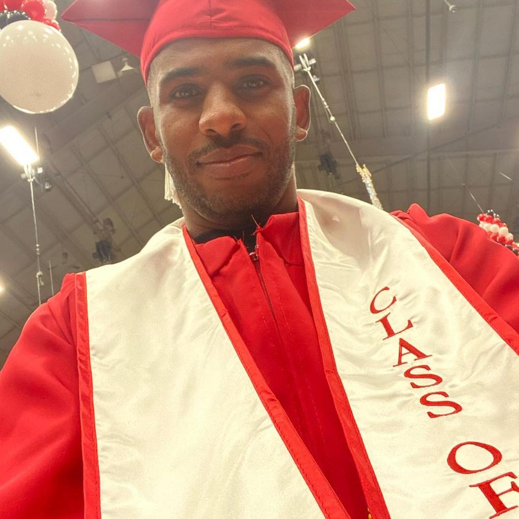 Phoenix Suns Player Chris Paul Graduates College And Gifts Each ...