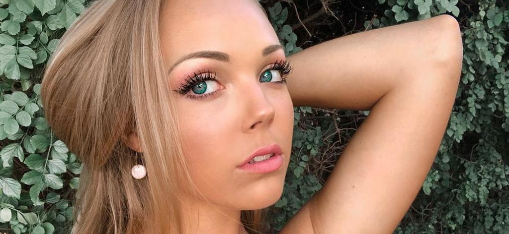 Claire Hogle Puts On A Leggy Display In Short Skirt While Golfing