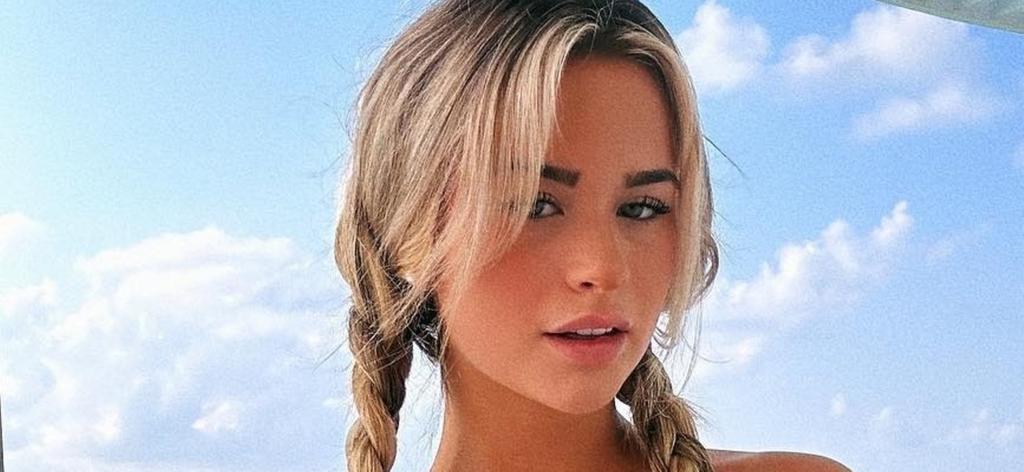 Emily Elizabeth In Bikini & Daisy Dukes Offers A 'Nice View'