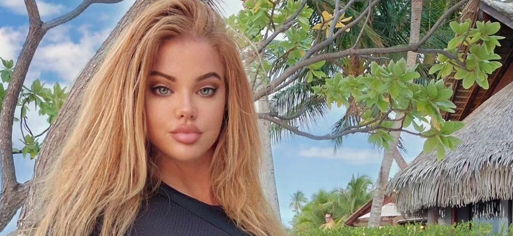 Dana Hamm Gives Fans A Cheeky View In French Polynesia