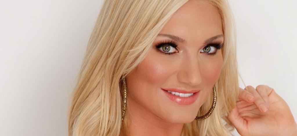 Hulk Hogan's Daughter Reveals Industry Secrets In Bikini Bottoms