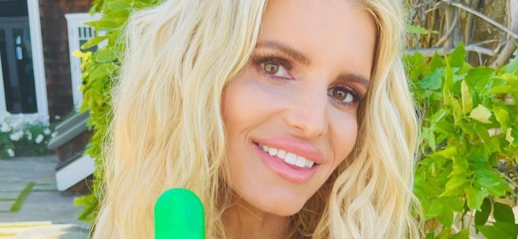 Jessica Simpson Stuns In Tight Leggings Shes Too Old For