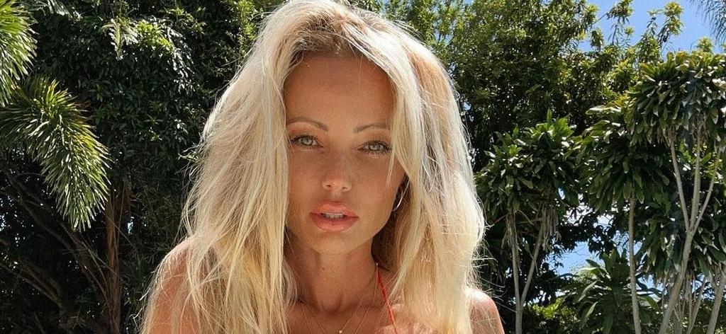 Abby Dowse Hits The Beach To Sunbathe In Her Tiny Pink Bikini