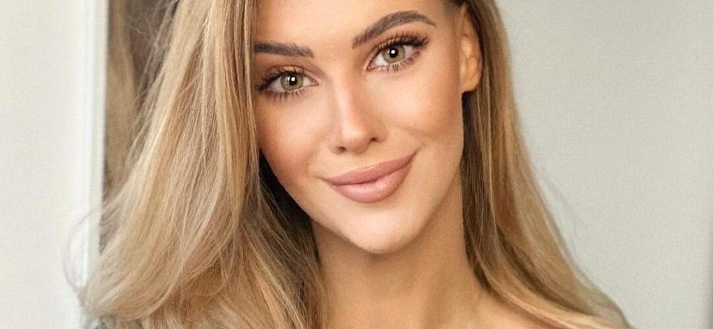 Veronika Rajek Gives Cheeky View In Hot Tub Sans Her Bikini Top