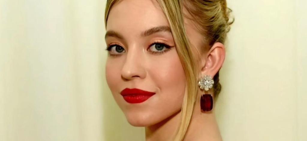 Sydney Sweeney Stuns In Bathroom Undies With A Mirror View