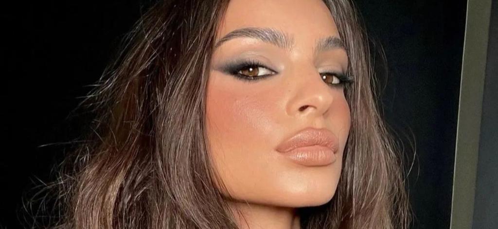 Emily Ratajkowski's Mexico Swimsuit 'Doesn't Look Comfortable'