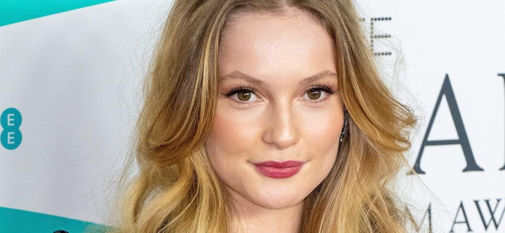 'Bridgerton' Star Hannah Dodd In Leggy Beach Dress Is A '10/10'