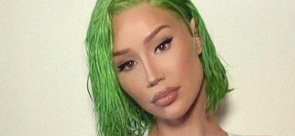 Iggy Azalea In Undies Lifts Shirt With Nothing Underneath