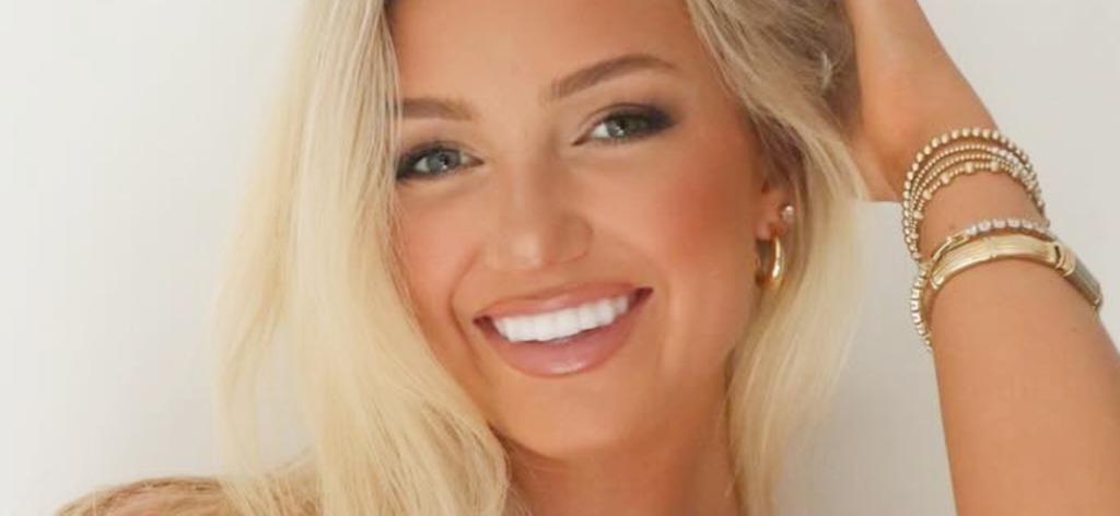 Ring Girl Sydney Thomas Brings Xmas 'Early' In Santa Minidress