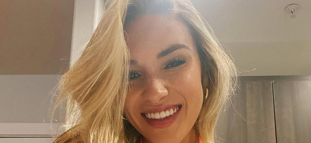 Kayla Simmons Bares Ample Assets In Casual Blue Ensemble