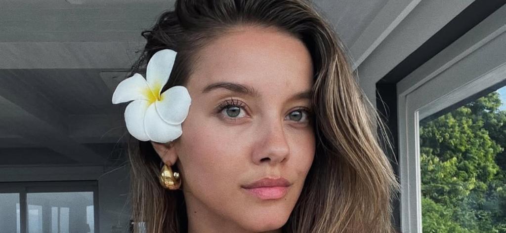 Mats Hummels' GF Nicola Cavanis Stuns In Bikini Clips