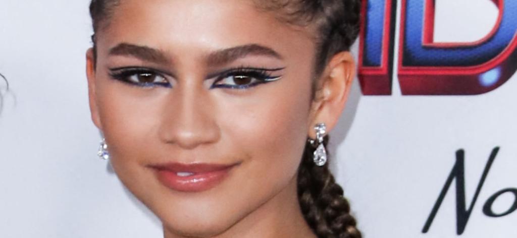 Zendaya Impresses In Outdoors In Braless Neck Scarf