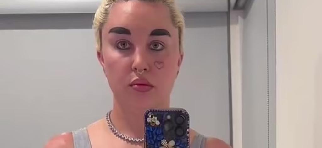 Amanda Bynes Steps Out In L.A. With New Bold Two-Toned Hair