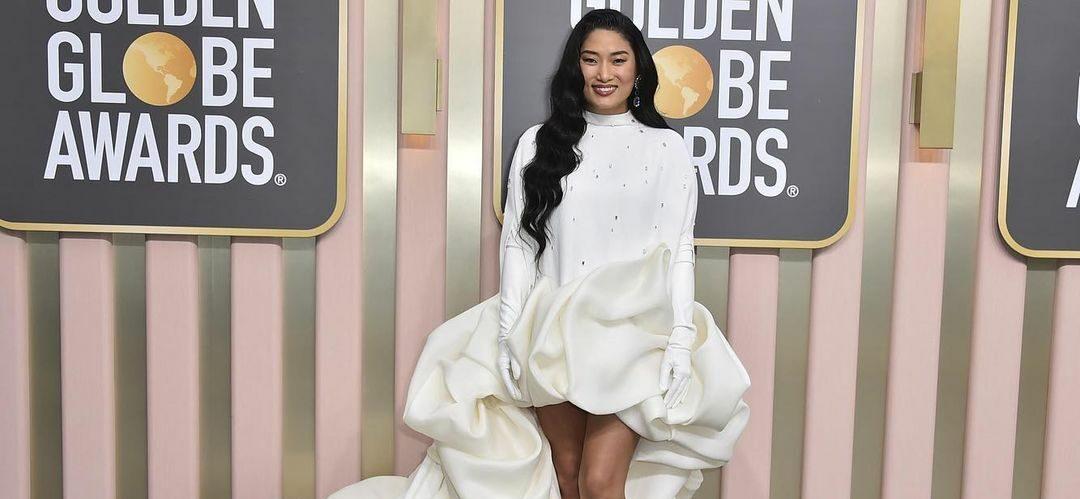 Golden Globes Pianist Chloe Flower Clears Stars Off The Stage