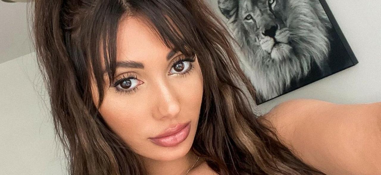 Francesca Farago Strips Down To Her Sexy Lingerie For Flirty Update