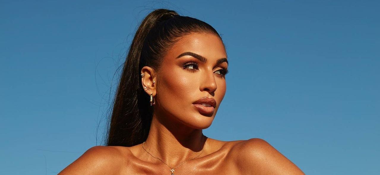 Emily Faye Miller Teases Toned Abs In The 'Dreamiest Gym Set'