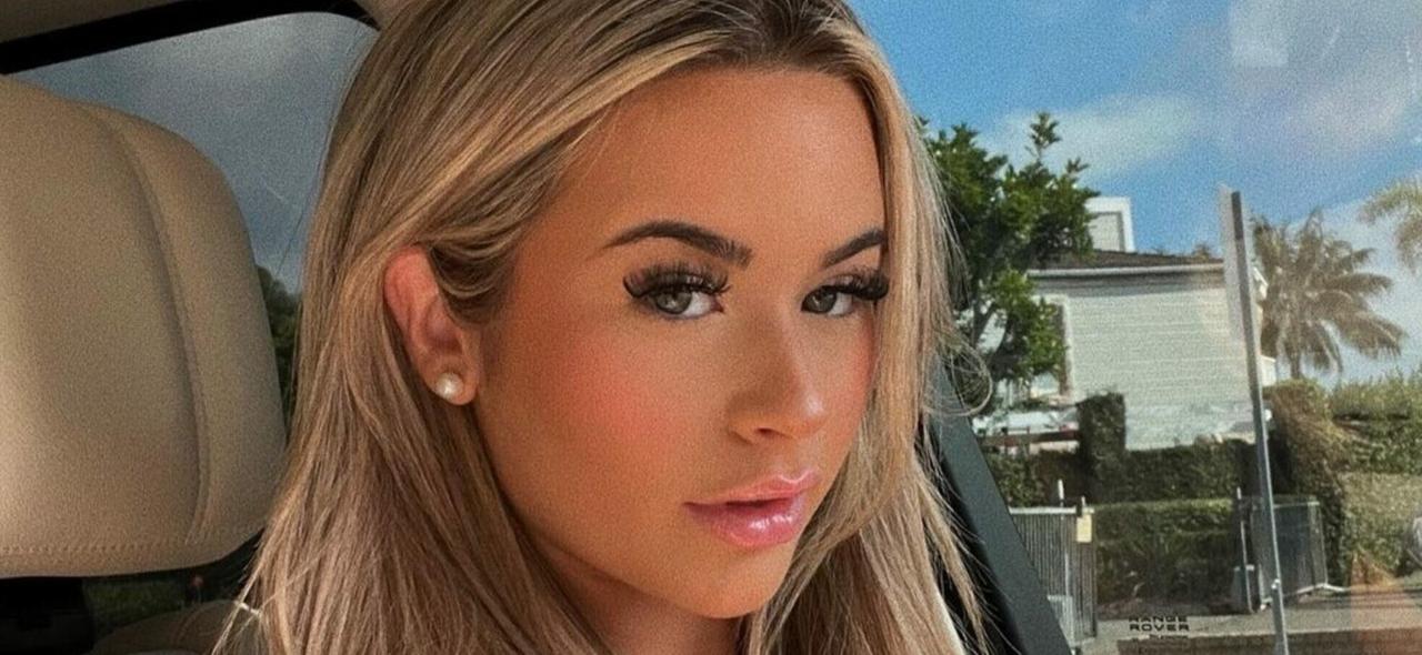 Emily Elizabeth Looks Insanely Busty In Her Pink Bikini