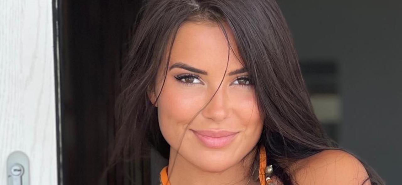 Rachel Bush Is 'Back' In G-String And Thigh-Highs