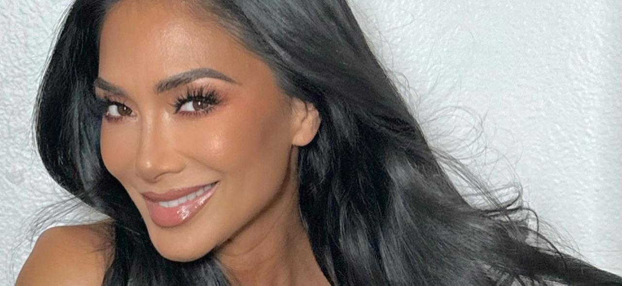 Nicole Scherzinger In Swimsuit Sunbathe Lets BF Do Heavy Lifting