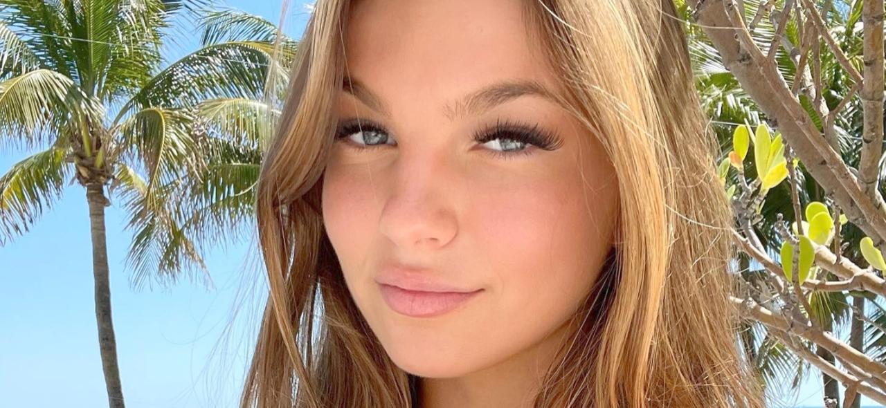 Grace Boor Receives 'Applause' While Popping Out Her Bikini