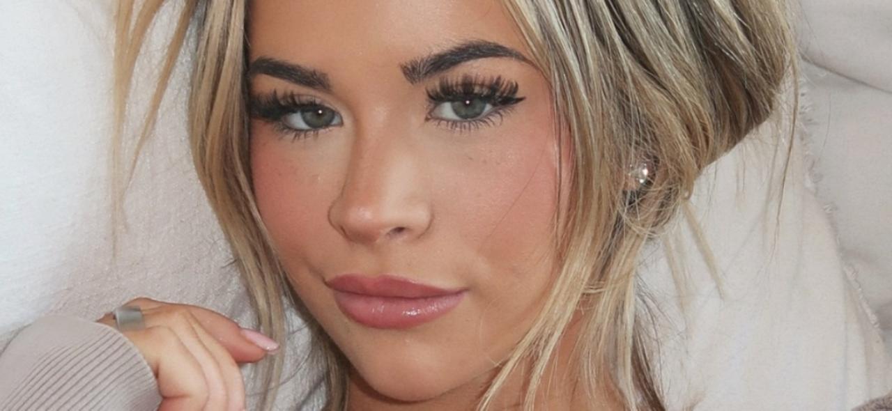 Emily Elizabeth Drops Jaws On Christmas Eve In Her Skintight Outfit