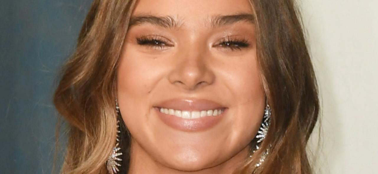 Hailee Steinfeld Stretching In Bikini Told: 'Holy Buns'