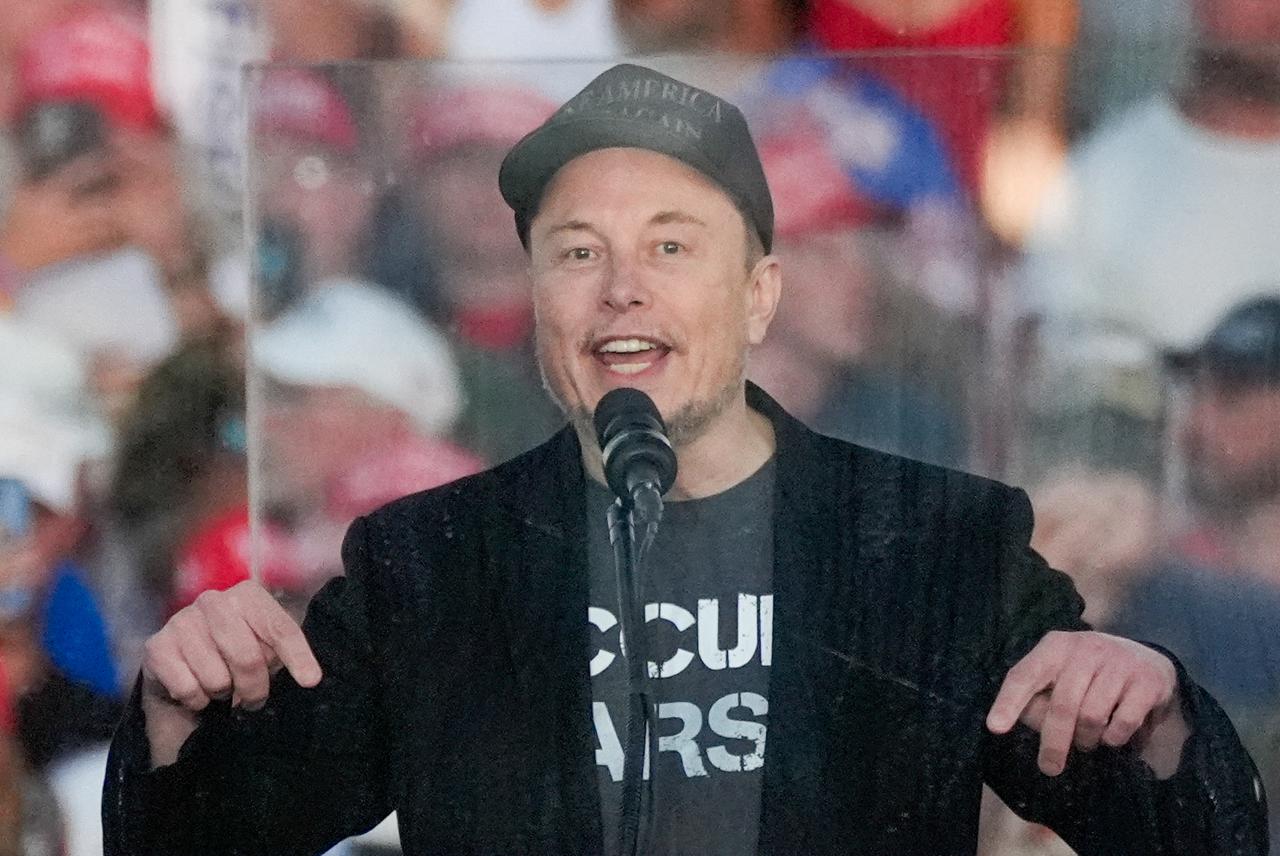 Chelsea Handler Takes Savage Dig At Billionaire Elon Musk