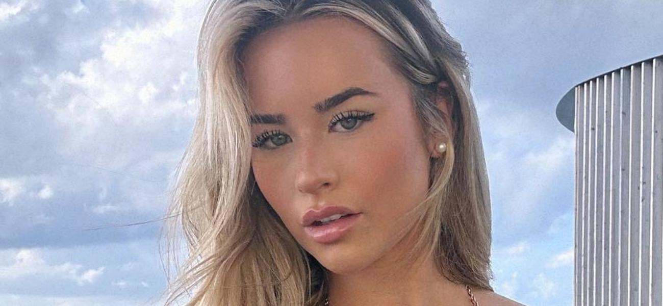 Emily Elizabeth Shows Her Wet Bikini Buns While Taking A Shower