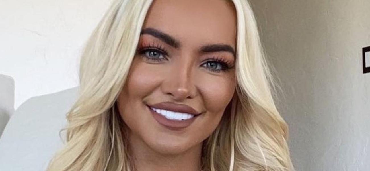 Lindsey Pelas Says 'Hello' In Street Nip Show