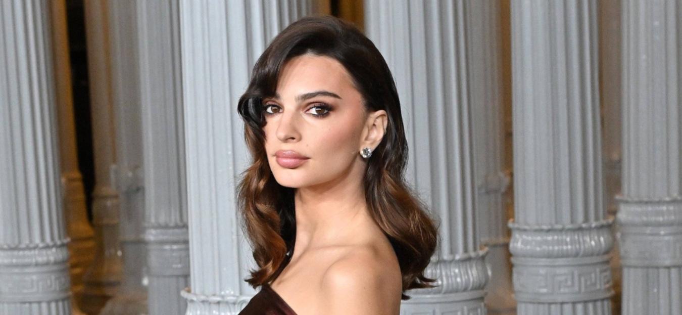 Emily Ratajkowski Stuns In Tiny Green Bikini At Brazil’s Carnival