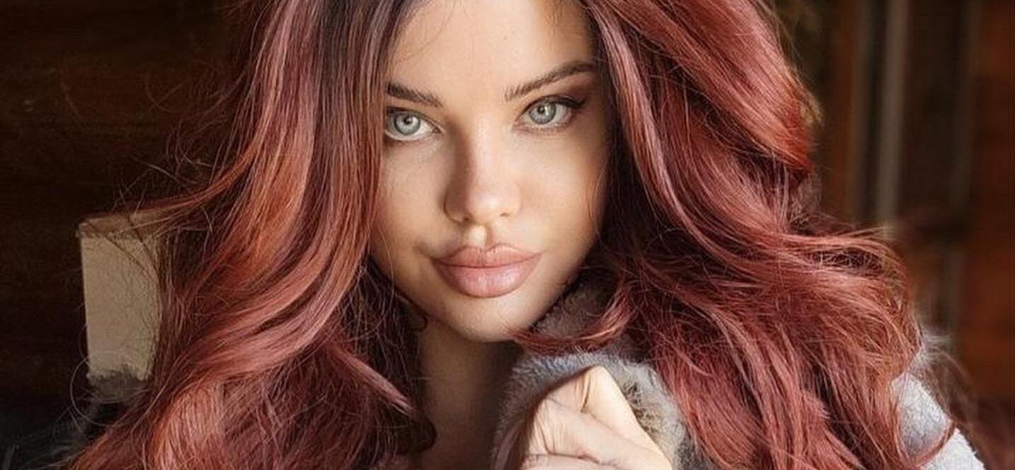 Dana Hamm In Green Lingerie Is Waiting Under The Christmas Tree!