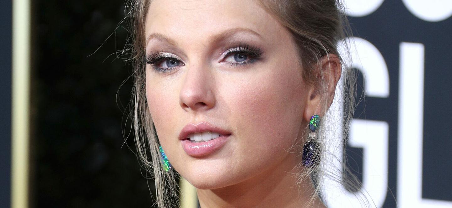Taylor Swift Cooks Don McLean's 'American Pie'