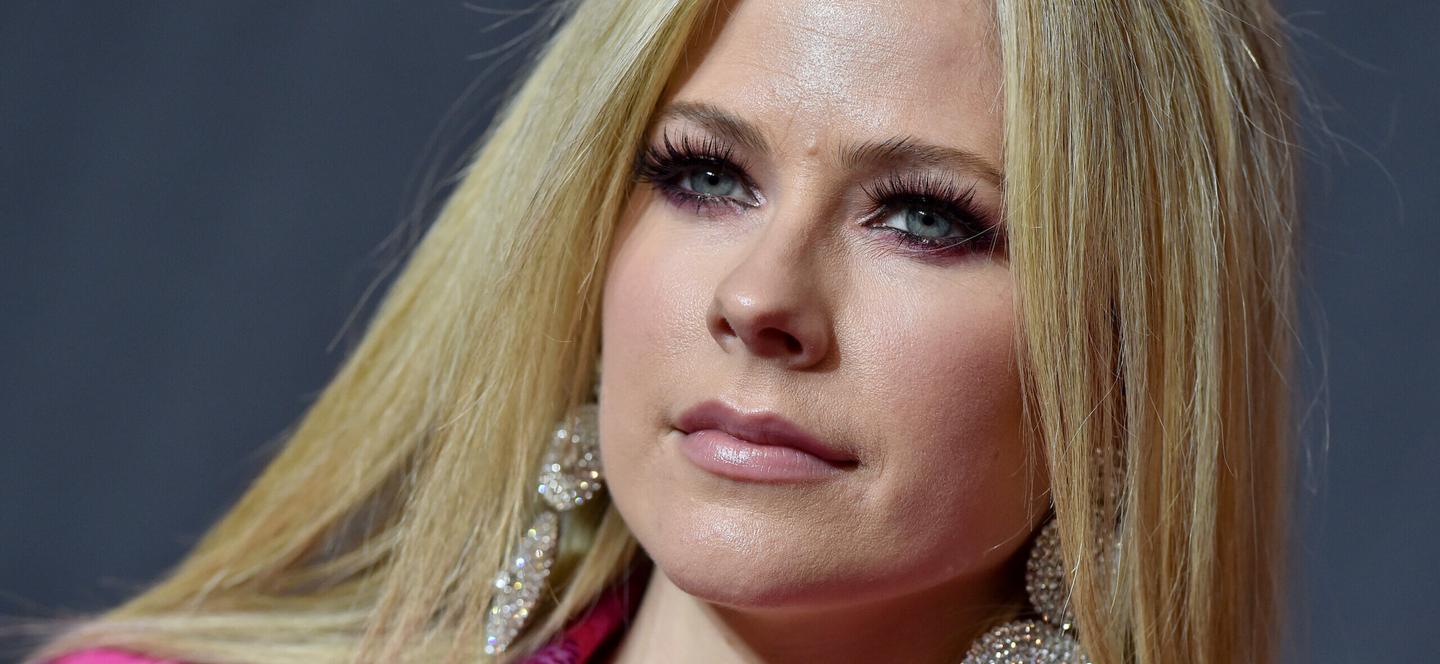 Avril Lavigne Puts Toned Abs On Display In Braless Pink Top