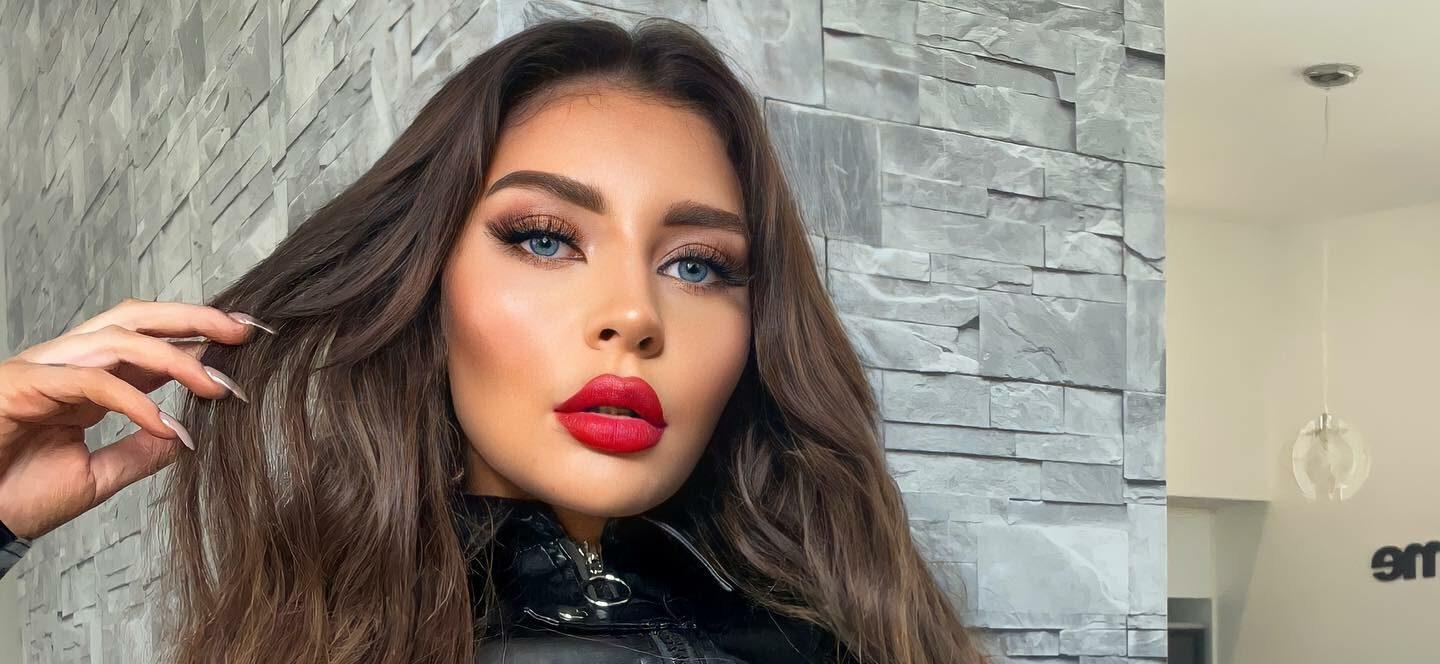 Larissa Trownson Celebrates Her 30th Birthday Pole Dancing!