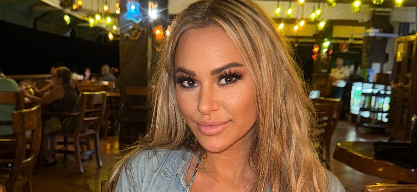 Kindly Myers In Tropical Bikini Enjoys Dinner In Costa Rica