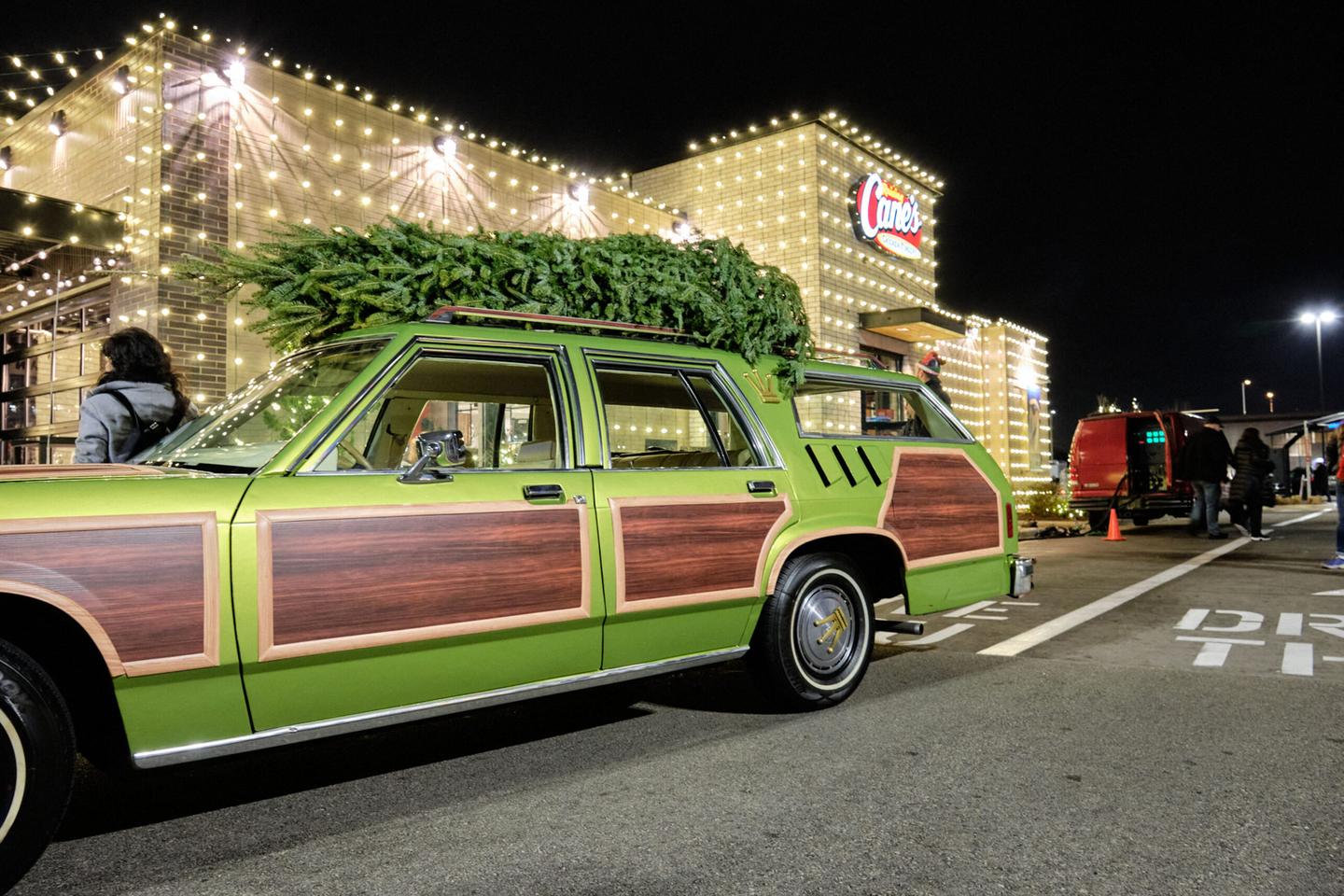 Chevy Chase Shows Up At Family's 'Christmas Vacation' House